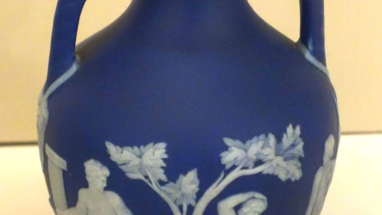 8 Rare Vintage China Patterns That Have Become Highly Valuable ...