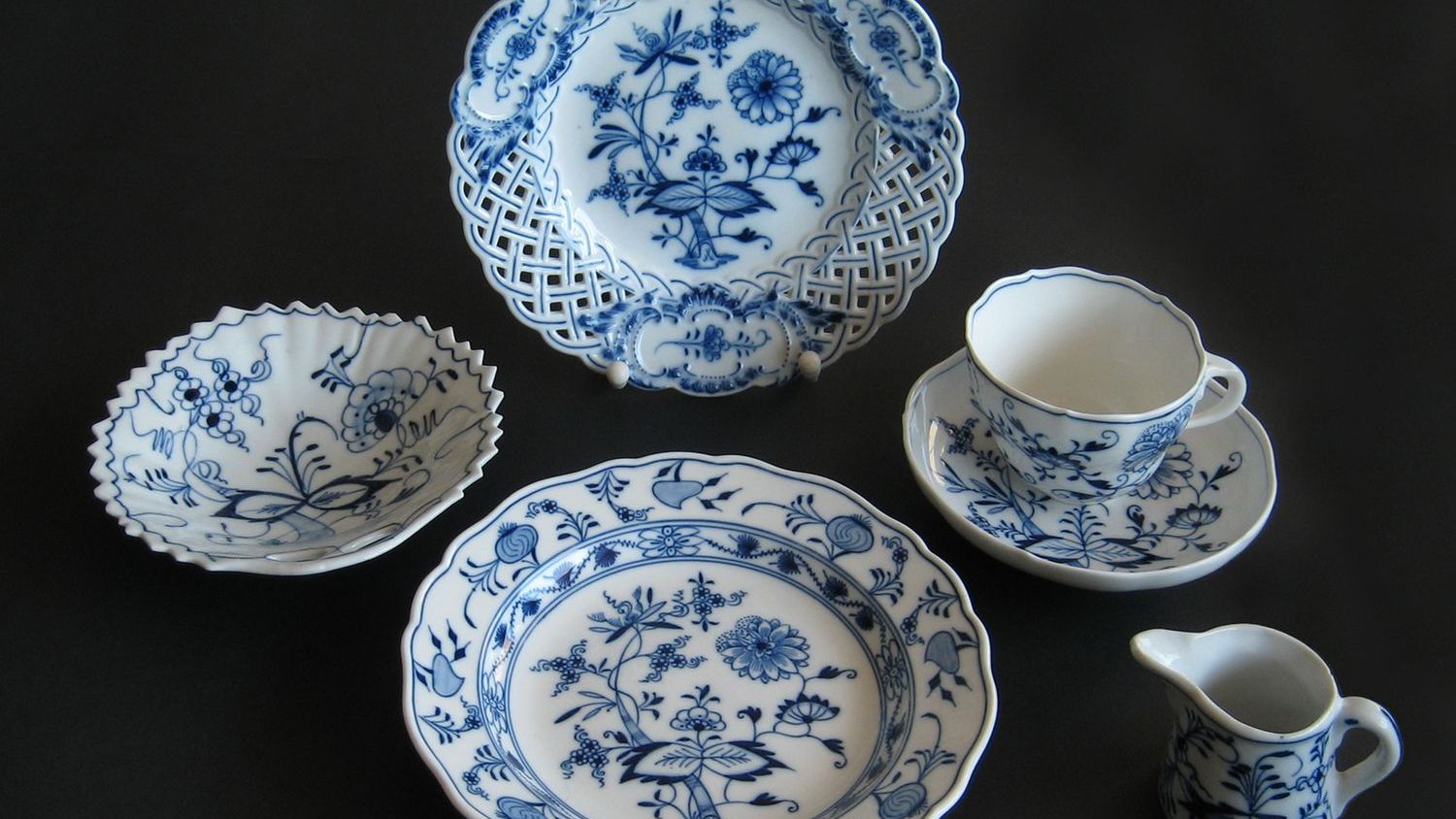 8 Antique China Sets Worth Thousands That Collectors Still Chase – 24/7 ...
